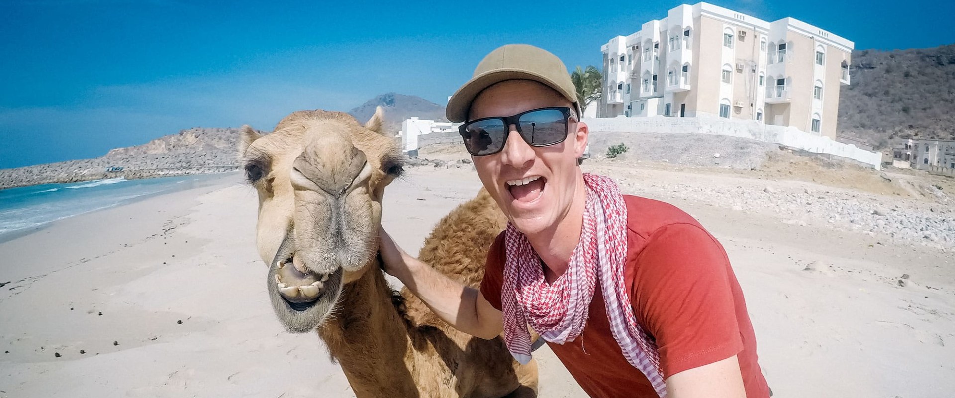 How do virtual tour guides make and run?